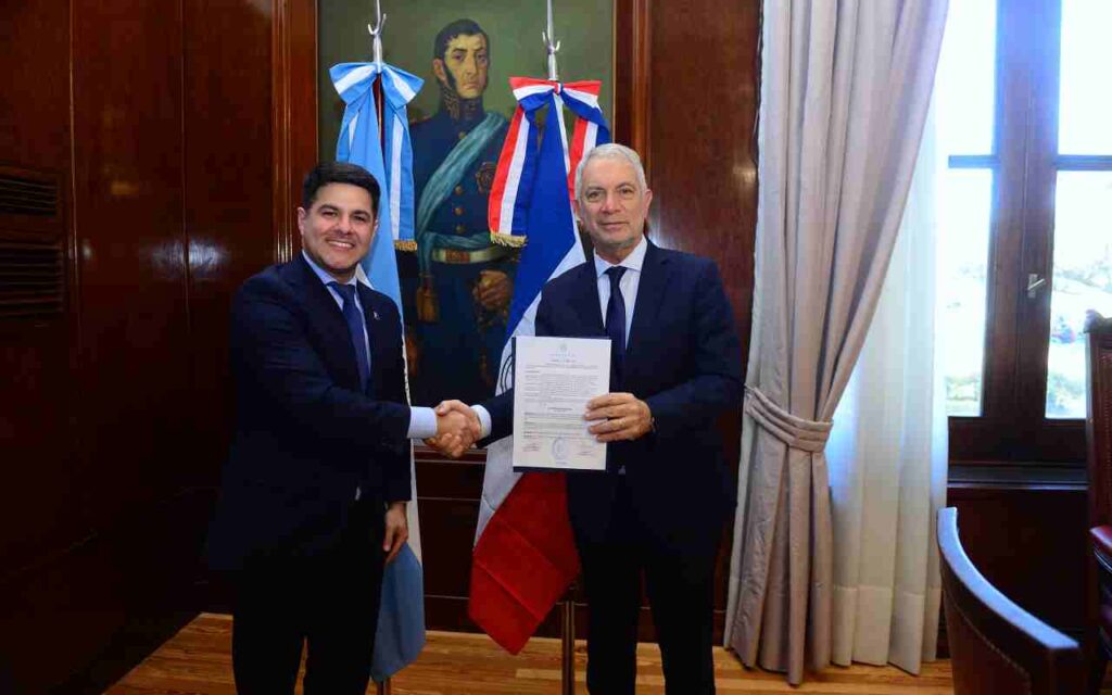 Alak recibió al cónsul de Paraguay para articular actividades ...