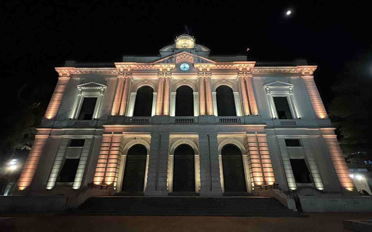 La Casa Matriz del Banco Provincia luce iluminada y realza el centro ...